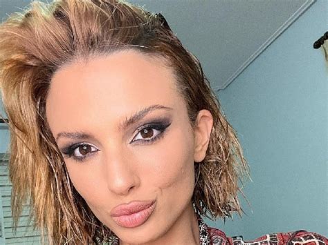 Κατερίνα Λιόλιου Βγάζει το σουτιέν και τραβάει τα βλέμματα Η φωτογραφία που θα συζητηθεί