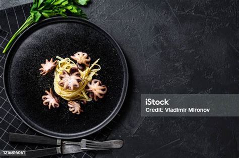 아기 문어를 곁들인 바베트 파스타 검은 색 배경입니다 맨 위 보기 텍스트를 위한 공간 고급 요리에 대한 스톡 사진 및 기타