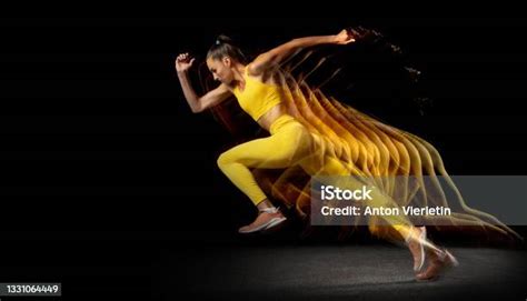 젊은 프로 여성 운동 선수는 혼합 네온 조명에 검은 스튜디오 배경을 통해 고립 된 옆으로 실행 측면 보기 운동 선수에 대한 스톡 사진 및 기타 이미지 Istock