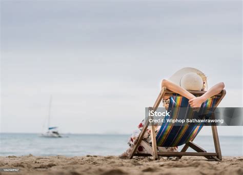 젊은 성인 아시아 여자 휴식 에 야외 비치 의자 관광에 대한 스톡 사진 및 기타 이미지 관광 관광객 긍정적인 감정 표현