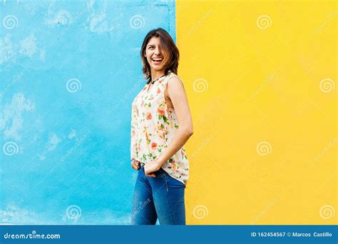 Retrato De Mexicana Latina Joven Feliz En M Xico Hispana Mujer Imagen De Archivo Imagen De