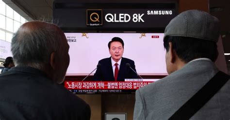 윤석열 대통령 취임 2주년 기자회견 시청하는 시민들