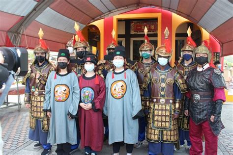 鹿耳門戰鼓聲響 中外8國學生仿鄭軍登陸鹿耳門 鹿耳社區重現361年前登陸活動