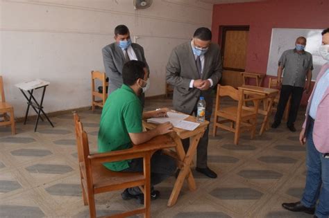 رئيس جامعة بنها يطمئن على تطبيق الإجراءات الاحترازية بامتحانات فنون