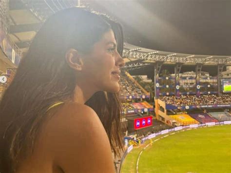 In Pbks Vs Csk Match Rayudu Hit A Hattrick Of Sixes Csk Fan Girl Jumped