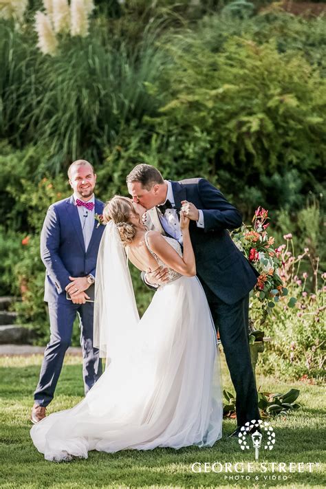 Blog How To Nail That First Kiss Photo Dos And Donts