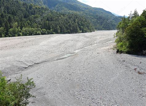 fenómeno kárstico con agua que es absorbida por las rocas en el lecho