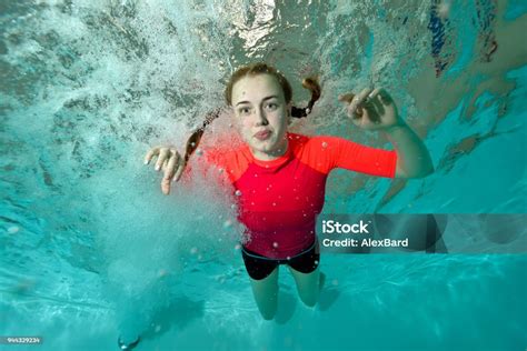 아름 다운 여자는 파란색 바탕에 빨간 수영복에 수 중 수영 하 고 나 보인다 초상화입니다 클로즈업입니다 가로 방향 건강한 생활방식에 대한 스톡 사진 및 기타 이미지 Istock