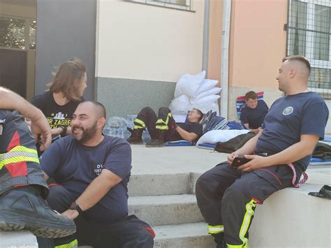 Slobodna Dalmacija Pogledajte Emotivne Slike Vatrogasaca Koji Nakon
