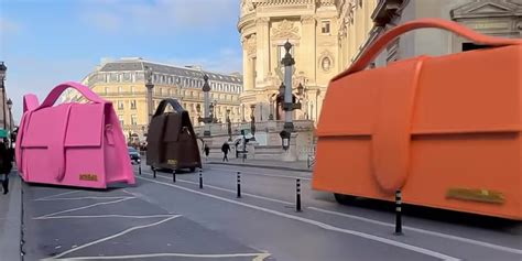 Invasión de carteras gigantes con ruedas Mira la nueva campaña de