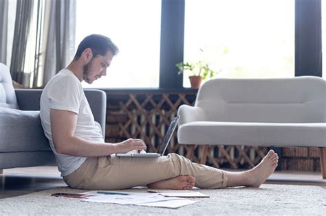 집에서 일기와 공식 논문으로 바닥에 앉아있는 노트북 컴퓨터에서 일하는 남자 가정 생활에 대한 스톡 사진 및 기타 이미지 가정 생활 금융 남성 Istock