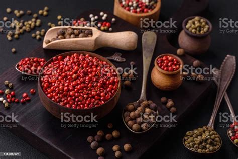 구성 개념 그릇과 숟가락에 여러 종류의 다양한 색상의 딸기로 구성 개체 그룹에 대한 스톡 사진 및 기타 이미지 개체 그룹 건조한 검은색 Istock