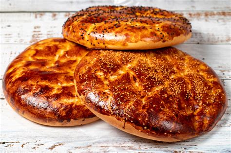나무 바닥에 참깨 라마단 피타 라마단 진미 라마단 한 달 동안 특별한 피타 빵 현지 이름 Pastane Pidesi 라마단에