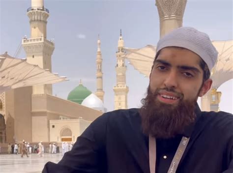 Babur Junaid Jamshed Recites Late Fathers Naat In Madina Earns Praise