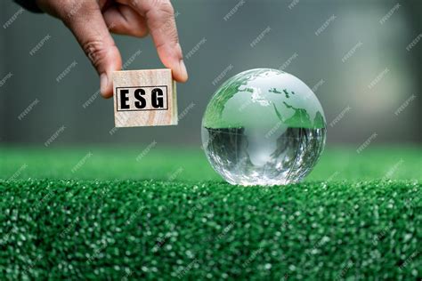 Слово Esg на деревянном кубике на фоне природы Esg Экологическая социальная и корпоративная