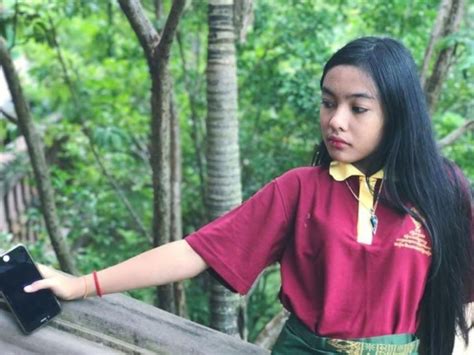 កូនស្រី ទាំងពីរ របស់ លោក សុះ ម៉ាច មាន និស្ស័យ ស្រឡាញ់ វិស័យ ចម្រៀង
