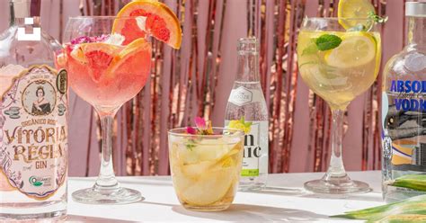 다양한 종류의 음료가 담긴 잔이 놓인 테이블 사진 Unsplash의 무료 음료 이미지