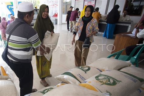 Penyaluran Bansos Beras ANTARA Foto