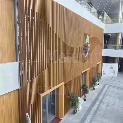 Linear Aluminum Cladding For Vertical Facade