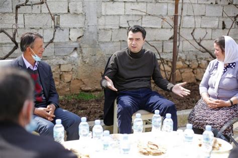 Basha Në Kukës Shijon Ushqimin Tradicional Inv Syri Lajmi I Fundit