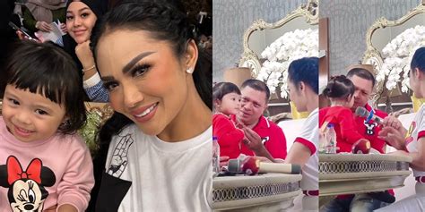 7 Potret Kebersamaan Ameena Bareng Raul Lemos Dan Kris Dayanti Anteng