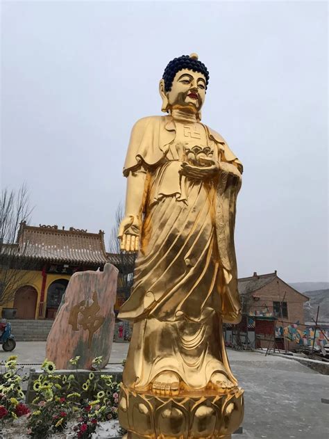 恭迎阿弥陀佛圣诞甘南临潭慈云寺弥陀圣像显露金容