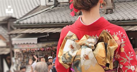 빨간색과 금색 기모노를 입은 여자 사진 Unsplash의 무료 교토 이미지