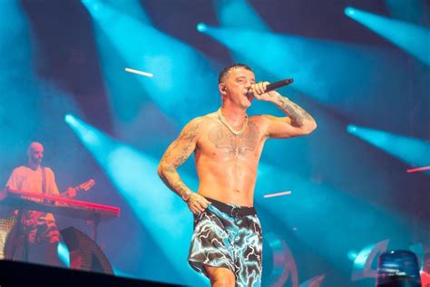 Salmo: stop ai live fino al 02/09 per salute | Urban Radio