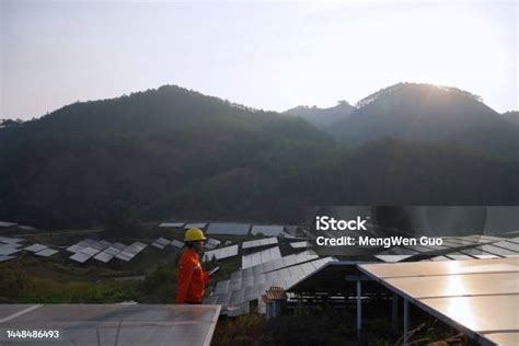 대체 에너지 발전소에서 태양 전지판을 점검하는 엔지니어 검사 보기에 대한 스톡 사진 및 기타 이미지 검사 보기 태양전지판 30 34세 Istock