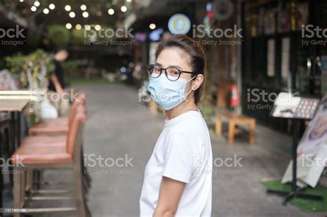 길 보도와 야시장에서 걷는 동안 의료 용 얼굴 마스크를 착용한 여성은 코로나 바이러스 또는 코로나 바이러스 질환 을 예방합니다
