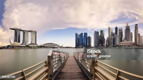 싱가포르7 월 31 일 2017 마리나 베이 싱가포르 일광 도시는 유명한 랜드마크 사진 작가 싱가포르의 관광객에 대 한 매우 인기 있는 상업 부두에 대한 스톡 사진 및 기타