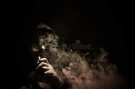 Человек Vaping держа Mod Облако пара Черная предпосылка Vaping