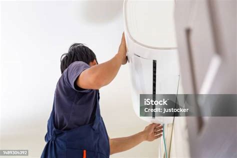 에어컨 장치를 수리하는 젊은 수리공 고객 집에 에어컨을 설치하는 기술자 유지 보수 및 수리 개념 30 34세에 대한 스톡 사진 및 기타 이미지 Istock