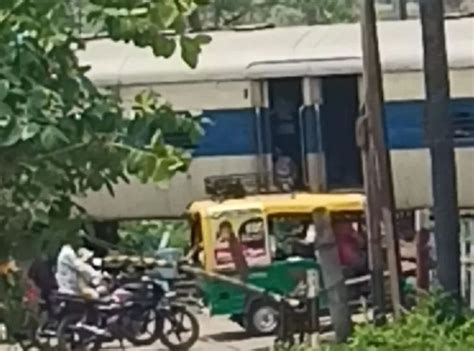 Auto Stuck Inside A Closed Railway Gate Major Accident Averted बंद