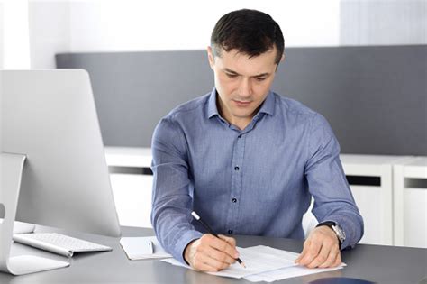 현대 사무실에서 컴퓨터와 함께 작업 하는 사업가 직장에서 남성 사업가 또는 회사 책임자의 헤드샷 비즈니스 컨셉 30 39세에 대한 스톡 사진 및 기타 이미지 Istock