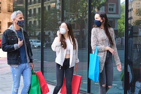 세 친구는 쇼핑백을 들고 거리에서 말하고 걷는 얼굴 마스크를 착용하고 18 19세에 대한 스톡 사진 및 기타 이미지 18 19세 20 24세 3 명 Istock