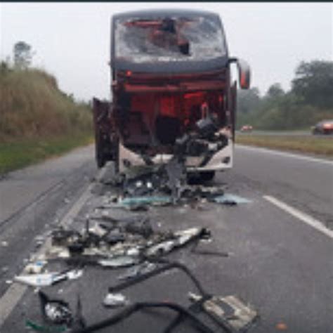 Ônibus colide carreta na BR 116 e deixa um morto e sete feridos