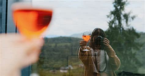 아페롤 음료를 손에 들고 산 여름 휴가 및 리조트를 배경으로 큰 창에서 셀카를 찍는 여자 맛있는 오렌지 칵테일로 환호하는 여자 사진 Unsplash의 마시다 이미지