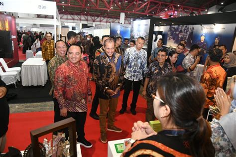 Tutup Temu Bisnis Wamenkumham Belanja Produk Dalam Negeri Harus