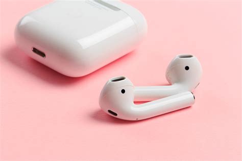 분홍색 배경에 상자 케이스가있는 흰색 헤드폰 공기 연결과 현대 기술 포드 무선 이어폰 장치 음악을 최소한으로 하는 새로운 방법 자유로운 선택의 개념 0명에 대한 스톡 사진