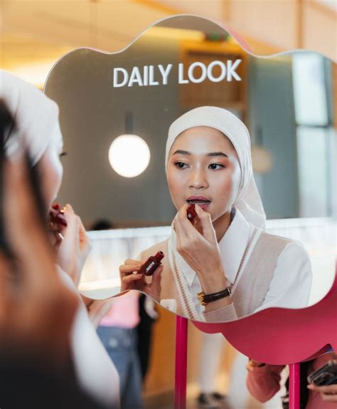 Emina Enters Malaysian Book Of Records With Glossy Stain 123mamanet