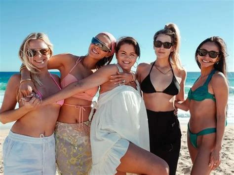 Selena Gomez en México así recibió el 2023 junto a Nicola Peltz y