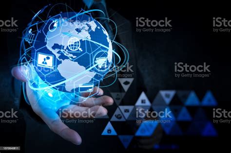 인터넷에서 온라인 구매의 상징과 쇼핑 카트와 배달 트럭과 신용 카드의 아이콘vr 디지털 인터페이스와 전자 상거래 개념 Brand
