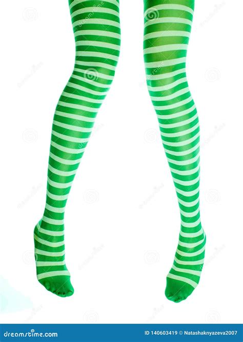 Piernas Femeninas Divertidas En Medias Rayadas Verdes Muchacha