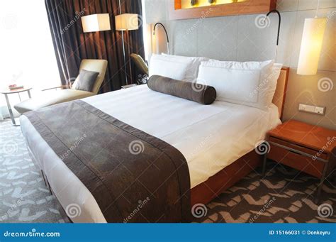 Quarto Do Hotel De Luxo Com Cama Enorme Imagem De Stock Imagem De