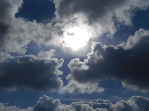 Fondo Jesús Líder De Las Ovejas En Un Cielo Nublado Fondo El Señor Es