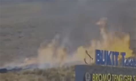 Kronologi Bukit Teletubbies Bromo Terbakar Diduga Karena Flare Foto