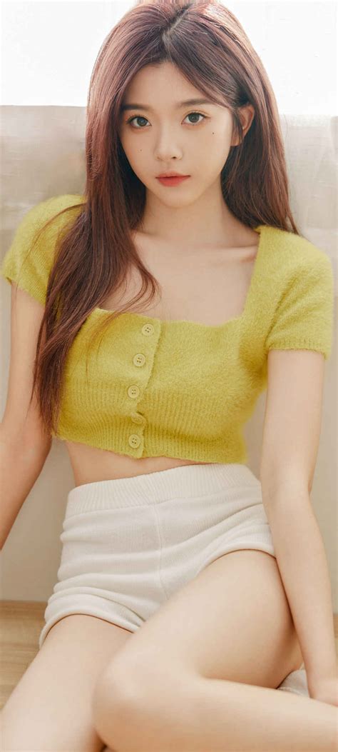 黄色毛 白色短裤彭十六高清美女图片 壁纸高清
