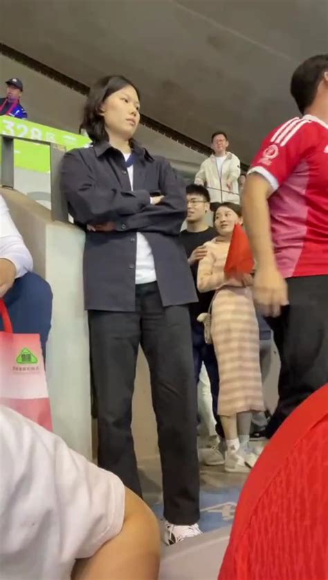 中国人身穿孙兴慜热刺球衣，并主动在中国主场挑衅球迷惹众怒，引发冲突。腾讯视频