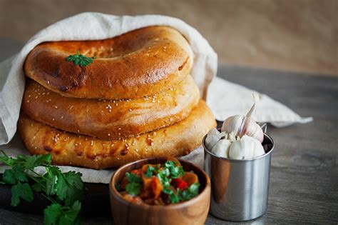 일반적인 전통적인 우즈베크어 라운드 모양 Tandoor 빵 나무 배경에 구운 국가 아시아 식사 음식 빵 공간 복사 0명에 대한